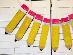 How to Make These Crafty Burlap Pencil Classroom Decorations - Pedagogue